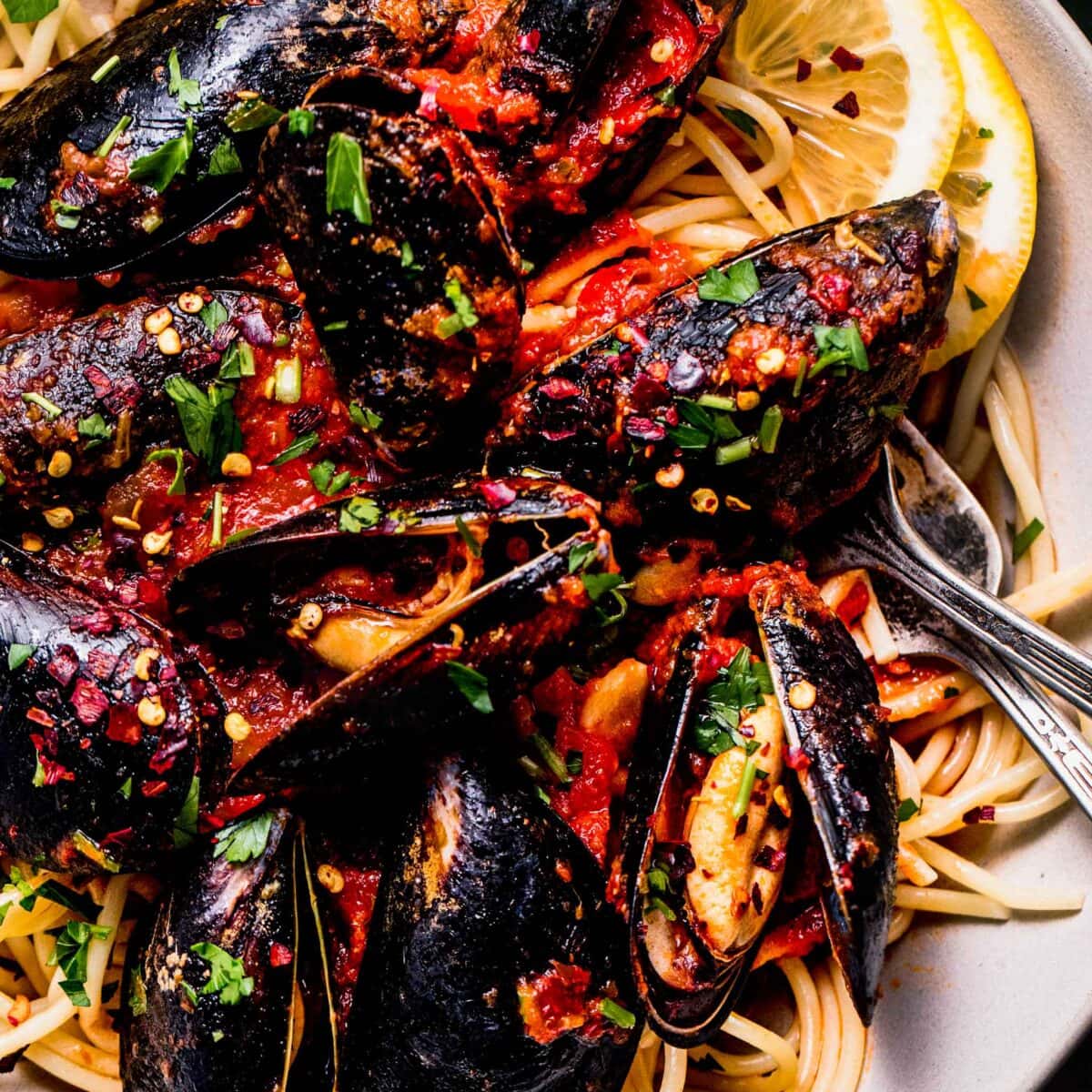 Mussels Marinara (Easy 20-Minute Recipe)