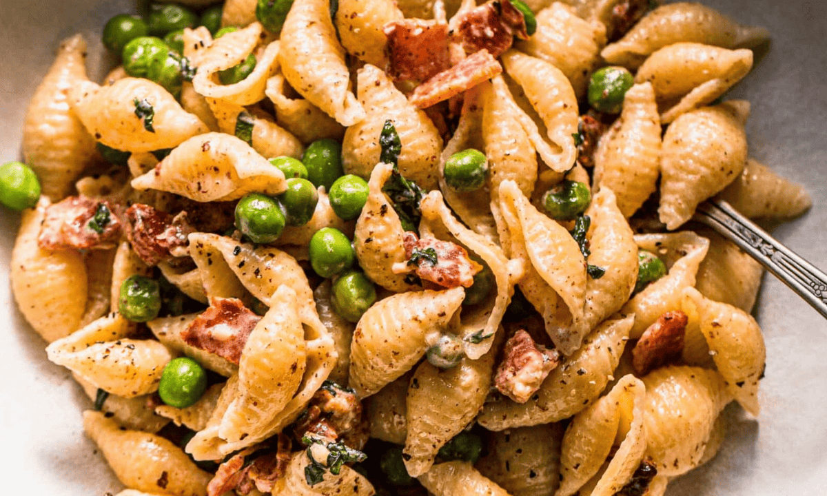 Pasta with Bacon and Peas (Creamy & Easy)
