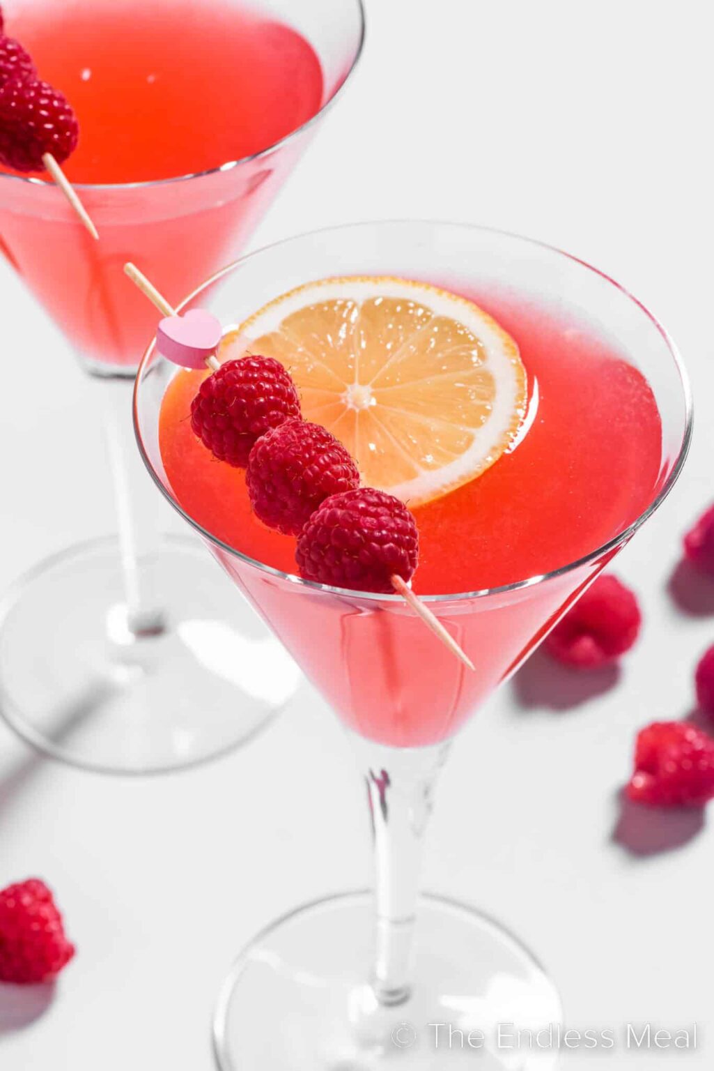 25+ Raspberry Cocktails to Mix up at Home!