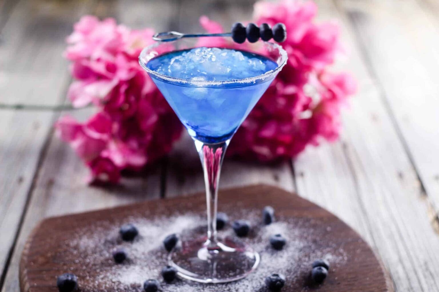 25+ Easy Blue Cocktails to Mix up at Home!
