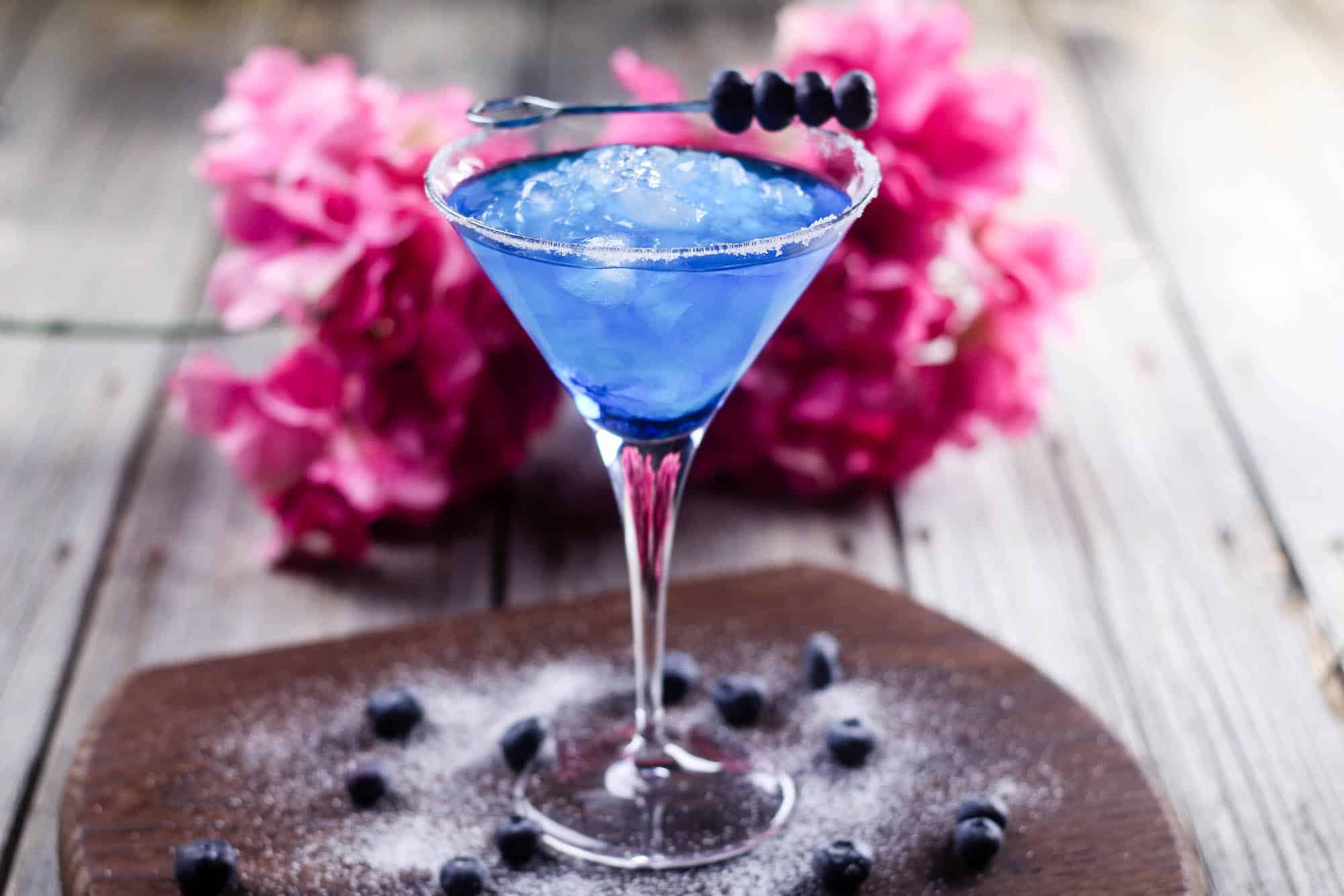 25+ Easy Blue Cocktails to Mix up at Home!