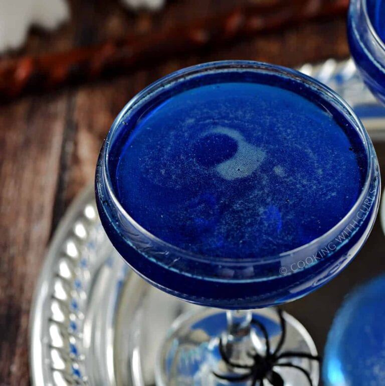 25+ Easy Blue Cocktails to Mix up at Home!