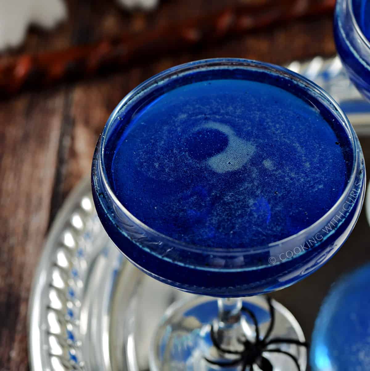 25+ Easy Blue Cocktails to Mix up at Home!