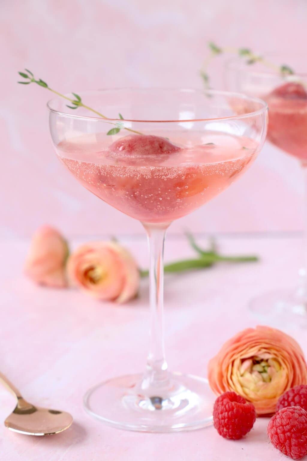 25+ Raspberry Cocktails to Mix up at Home!