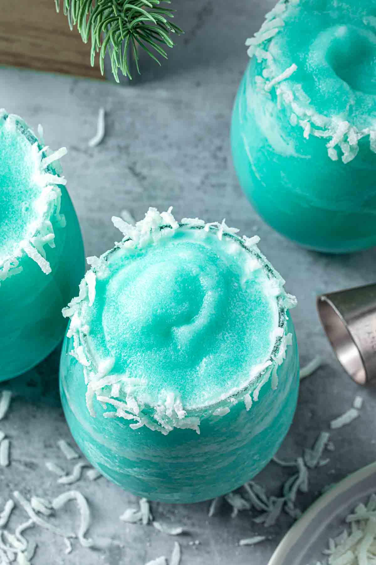 25+ Easy Blue Cocktails to Mix up at Home!