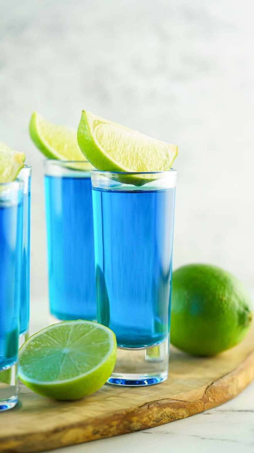 25+ Easy Blue Cocktails to Mix up at Home!