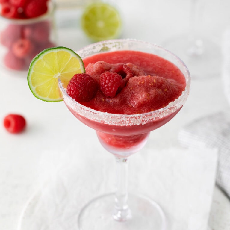 25+ Raspberry Cocktails to Mix up at Home!