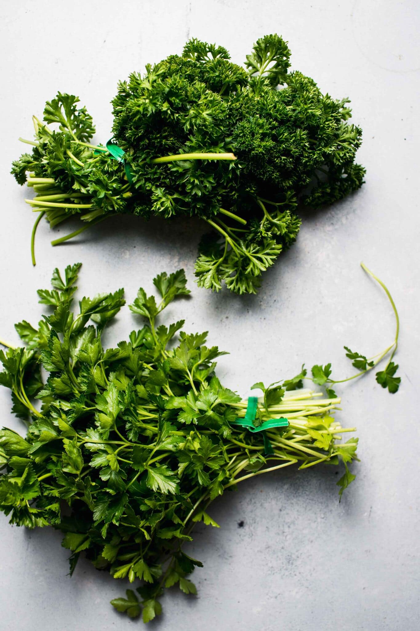 Italian Parsley vs. Curly Parsley: What's the Difference? - Platings ...