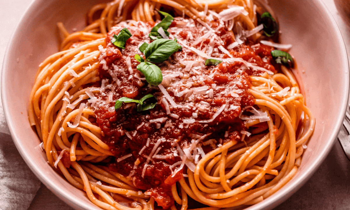 Homemade Red Wine Pasta Sauce (Quick & Easy Recipe)